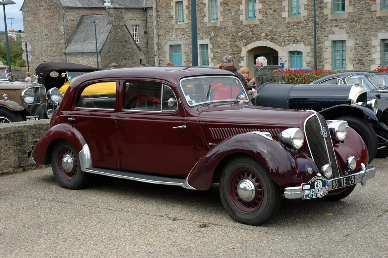 1949 Hotchkiss 864 S49 Berline, un o fodelau torfol y cwmni. Ar ôl y rhyfel, roedd dyluniad o'r fath eisoes braidd yn hen ffasiwn.