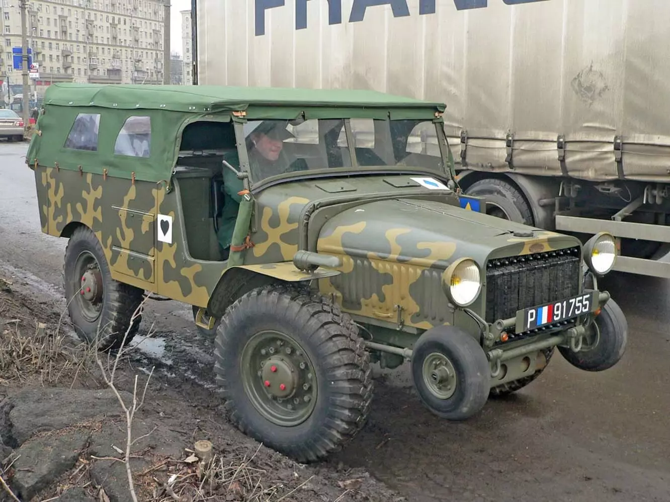 1939 Hotchkiss R15R Command Reconnaissance 4x4 ။ ဂန္ထဝင်ဂျစ်ကား၏ဘိုးဘေး၊ ၎င်း၏အမျိုးအစားတွင် အထူးဆန်းဆုံး ဒီဇိုင်းဖြစ်ကောင်း ပေါ့ပါးသော မြေပြင်မှ ကင်းထောက်ယာဉ်ဖြစ်သည်။