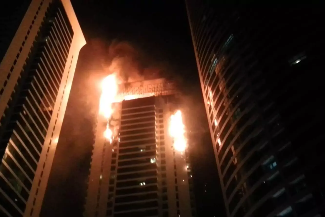 Bagaimana orang diselamatkan dari gedung pencakar langit yang terbakar?