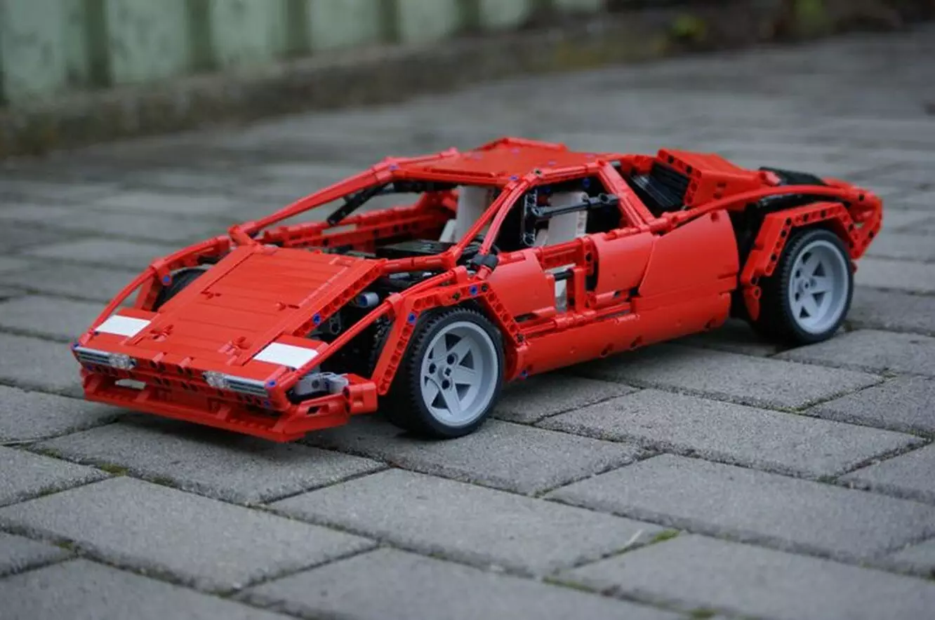 Lamborghini Countach. Mobil ieu disebut supercar pikeun alesan - bentuk na, dijieun ku Marcello Gandini, duanana keuna tur singket. Poto nembongkeun model mimiti, LP400 Countach, dina gaya LEGO Technics.