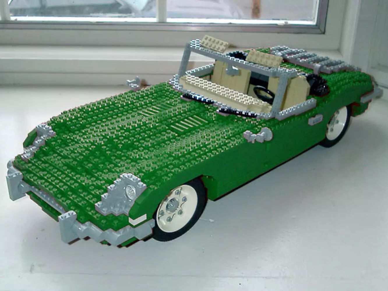 Jaguar E Type. Ina bukatan bayyana dalilin da yasa wannan motar zata yi kyau a cikin LEGO form? Hoton yana nuna babban samfuri mai cikakken cikakken bayani wanda mai son ya yi.