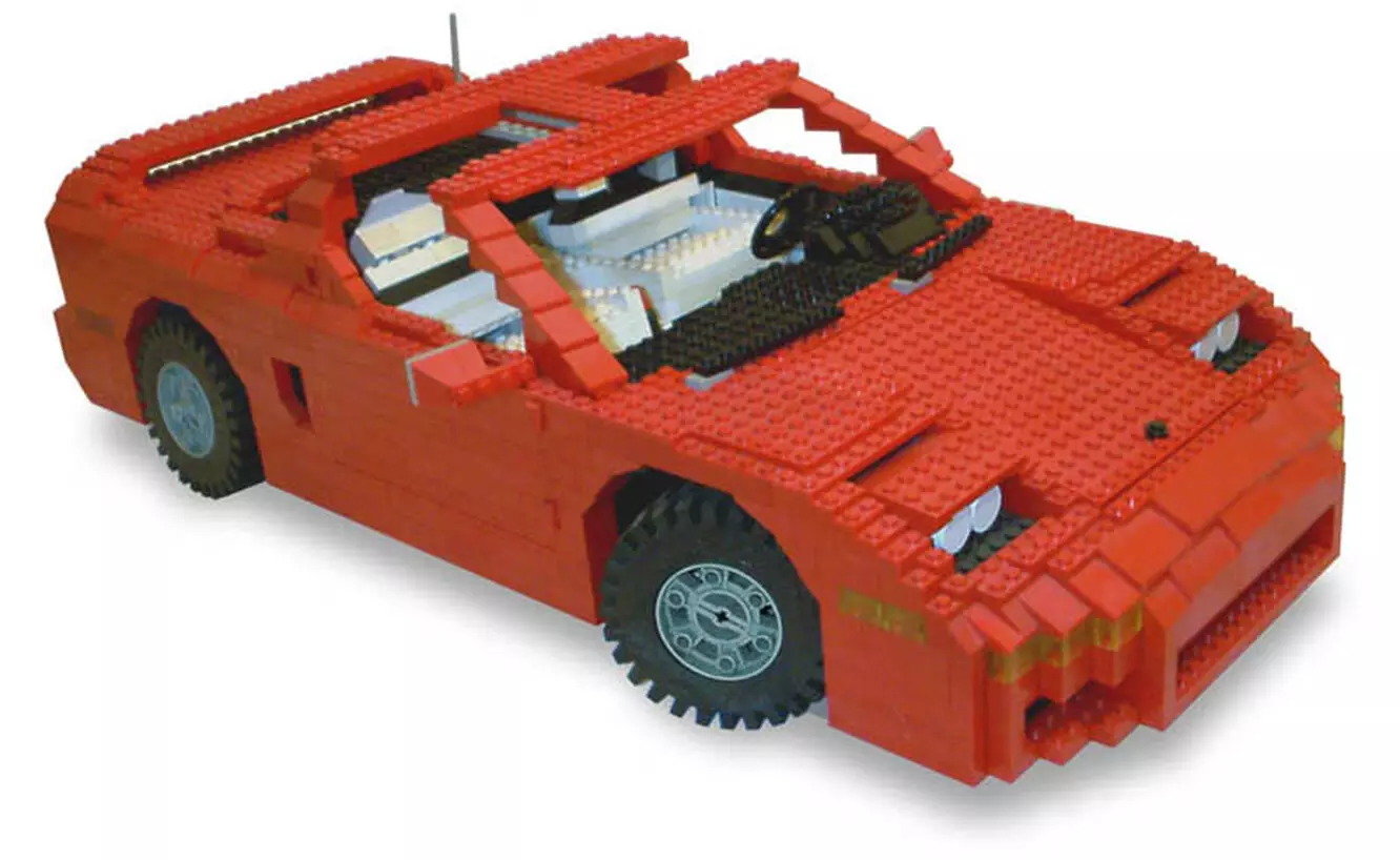 Acura NSX. Alguns poden pensar que el NSX és massa normal per ser considerat un autèntic supercotxe, però no ho és: sembla perfecte en la seva forma moderada. Fins i tot 27 anys després de la graduació. I en forma de LEGO no es veurà pitjor. Encara que el model de la imatge és divertit, és clar.