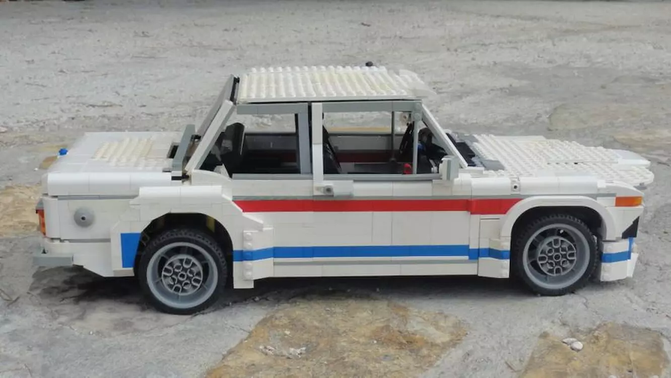 BMW 2002 turbo. BMW 2002 hade allt vi älskar BMW för - bra köregenskaper, en kraftfull motor och ett praktiskt skal. 2002 gjorde också ett bra set, eller hur?