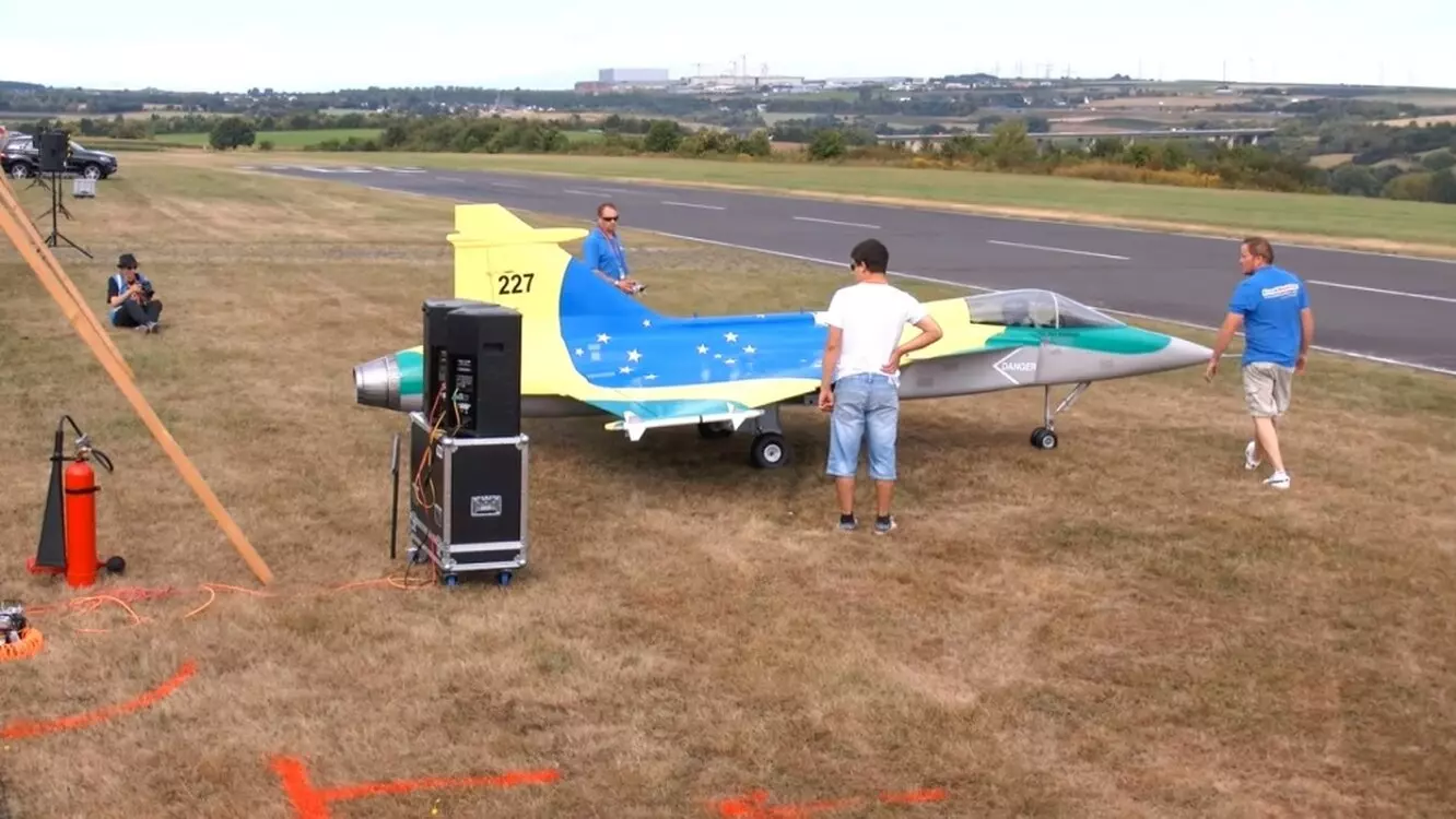 Огромен модел на авион се урна во воздух: видео 346262_1