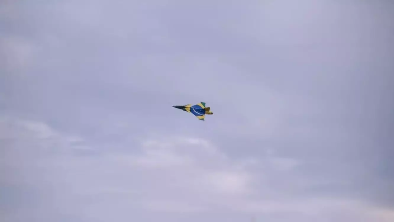 Model pesawat raksasa runtuh di udara: video 346262_2
