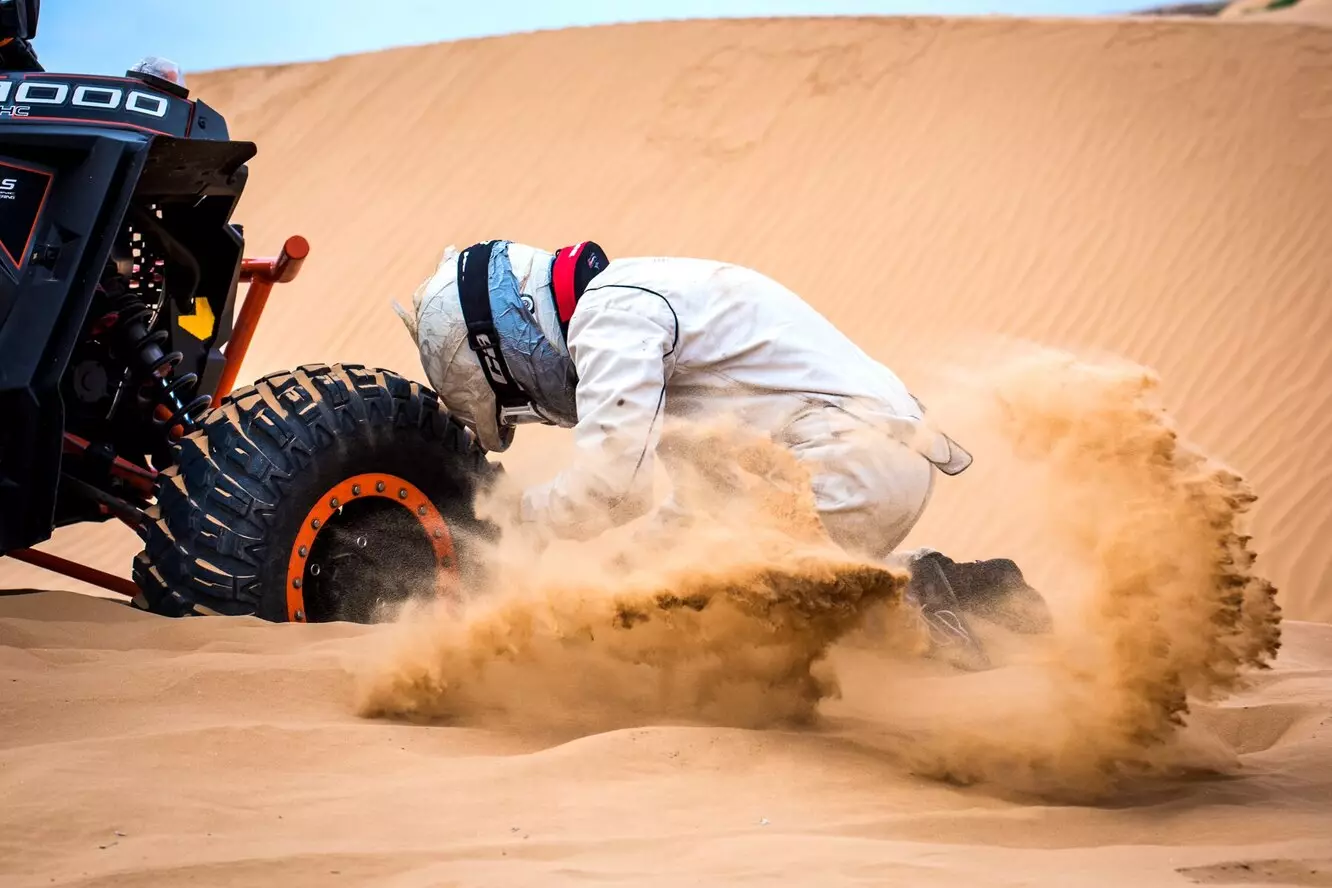 Malah ban off-road bisa digali menyang pasir ...