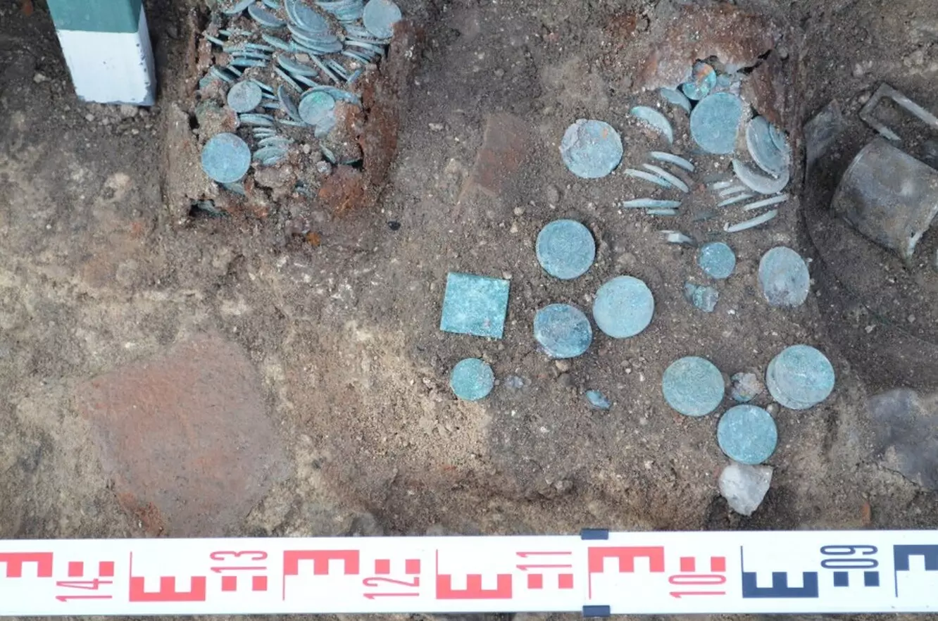 Harta karun koin terkaya ditemukan di Pskov 346499_1
