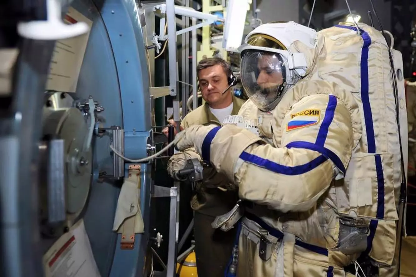 Po letu dni v orbiti Mihail Kornienko sodeluje pri novih poskusih 346818_2