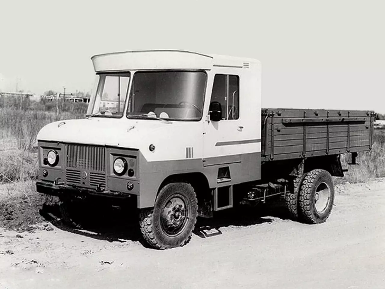 TA-3760 (1980). Yekutanga prototype yemhuri nyowani kutsiva iyo 943rd. Chassis - GAZ-53A.