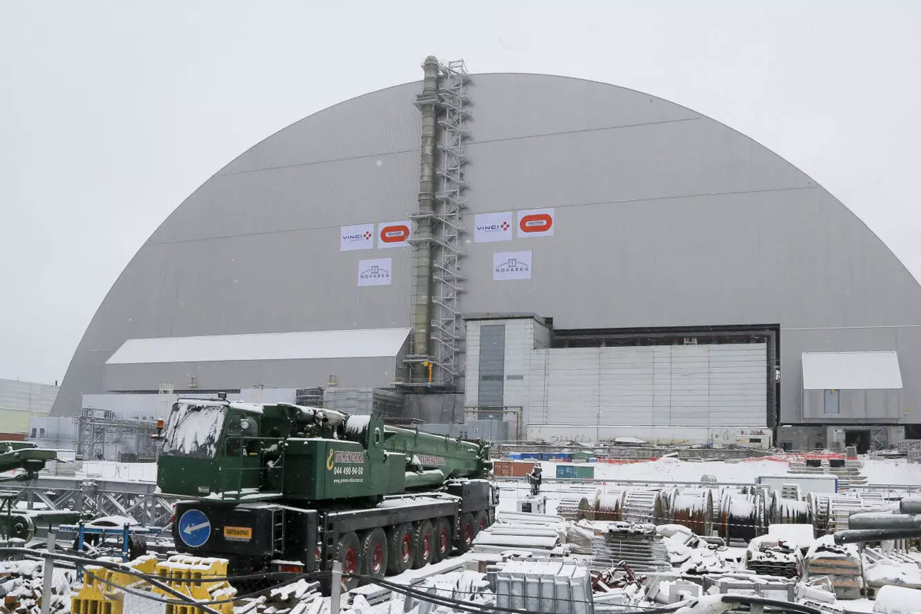 Installatioun vun engem risege Sarkophag iwwer d'Tschernobyl Atomkraaftwierk