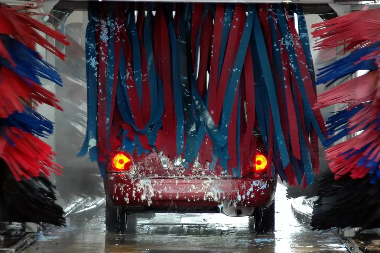 Como lavar un coche sen auga: un truco de vida para un condutor que ten pouco tempo