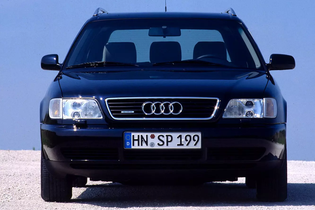 Por que os espelhos laterais direitos dos carros alemães costumavam ser encurtados? A resposta surpreenderá qualquer entusiasta de carros