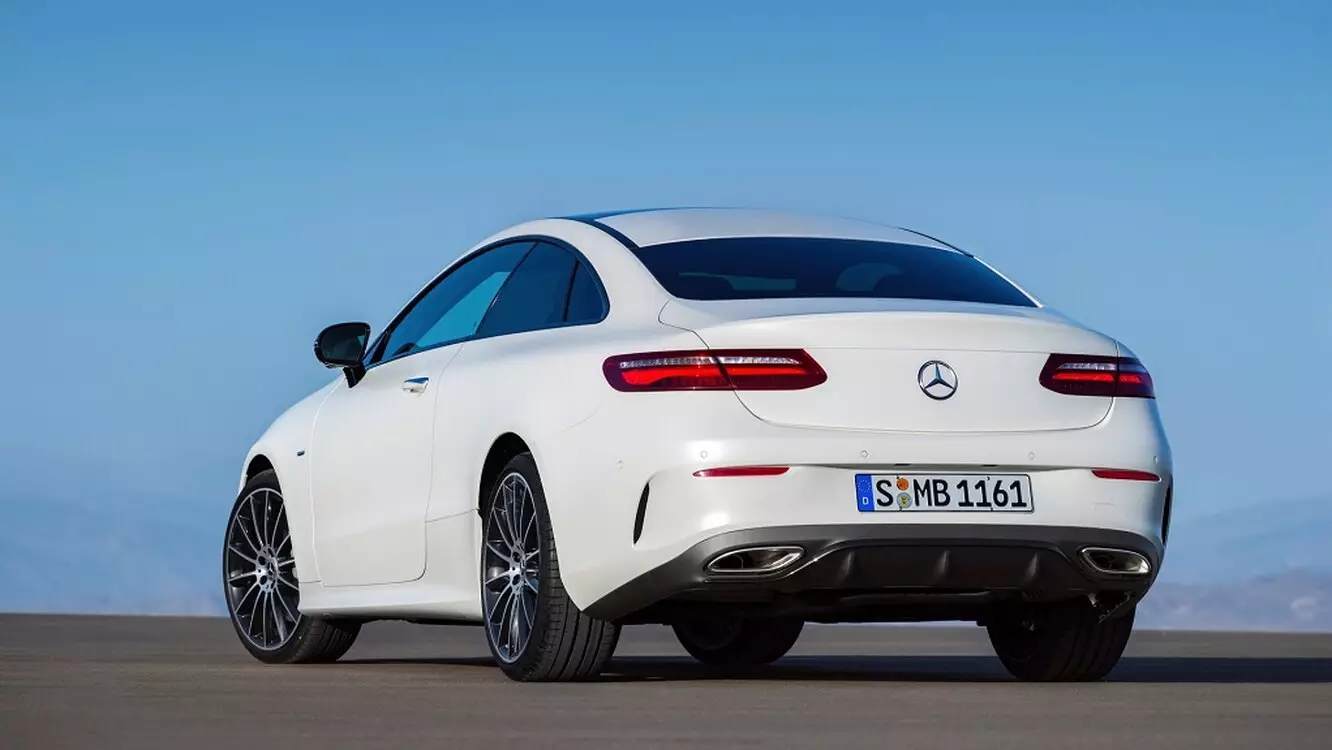 Mercedes-Benz yeni bir E-sınıfı coupe gösterdi 347880_1