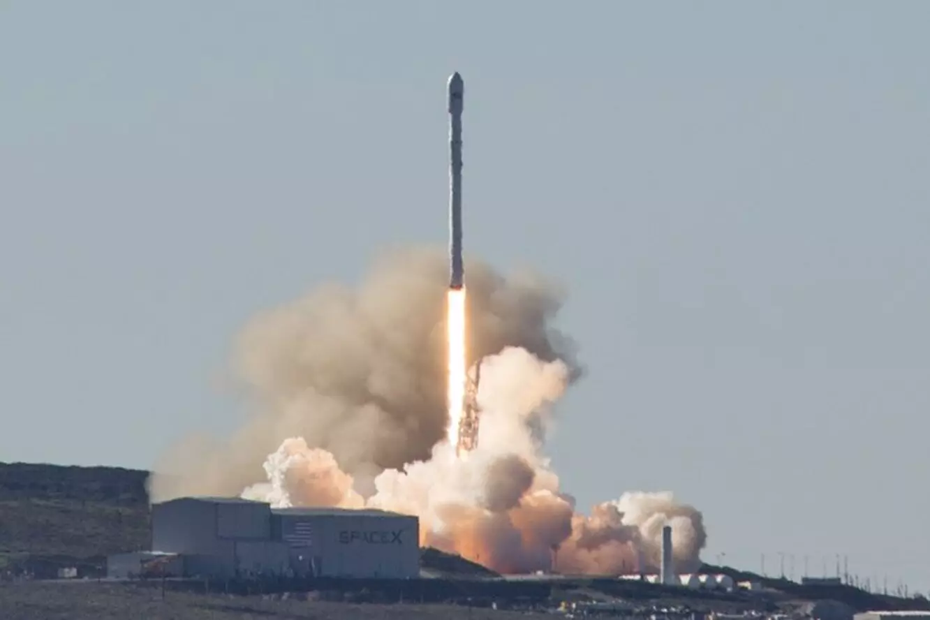 SpaceX waxay si guul leh u dejisay Falcon 9 marxaladda kowaad markii toddobaad