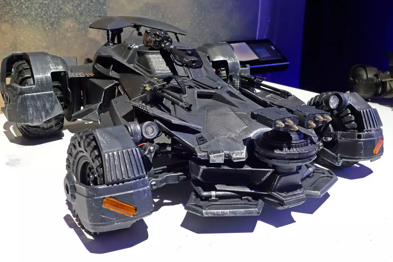 Mattelek Batmobileren jostailuzko erreplika aurkeztu zuen