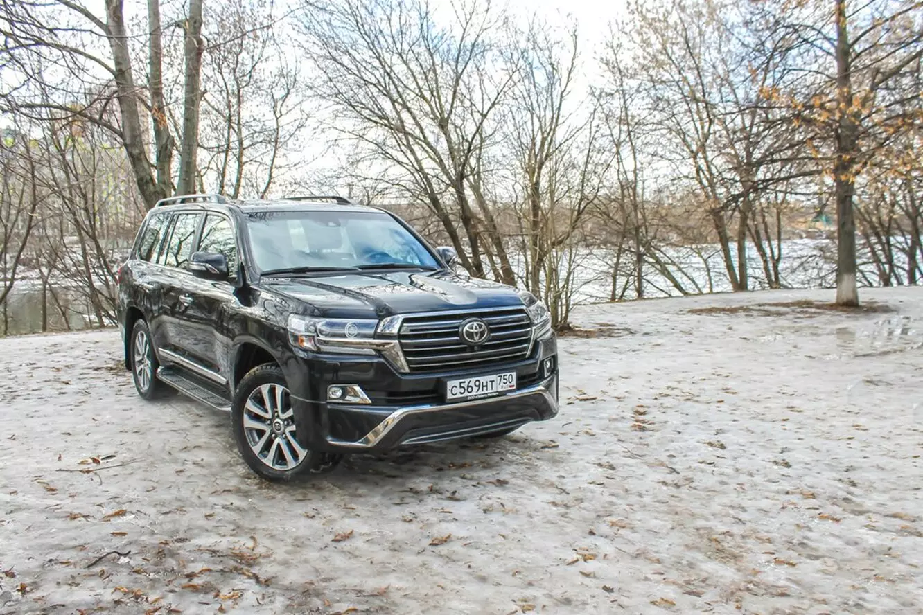 Melni toņi: Toyota Land Cruiser 200 Executive Black tests