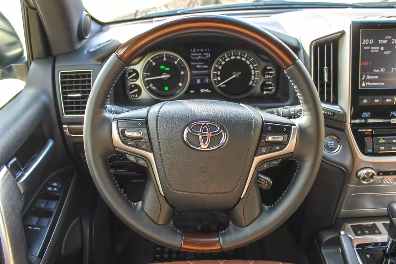 Melni toņi: Toyota Land Cruiser 200 Executive Black tests 349630_6