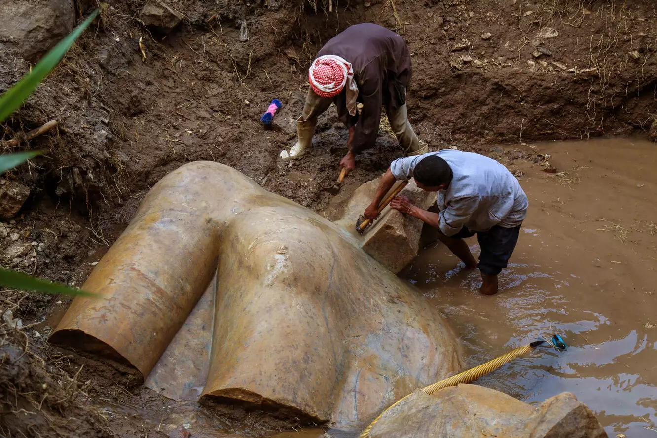 Una enorme estàtua del faraó va ser excavada als barris marginals del Caire 349971_1