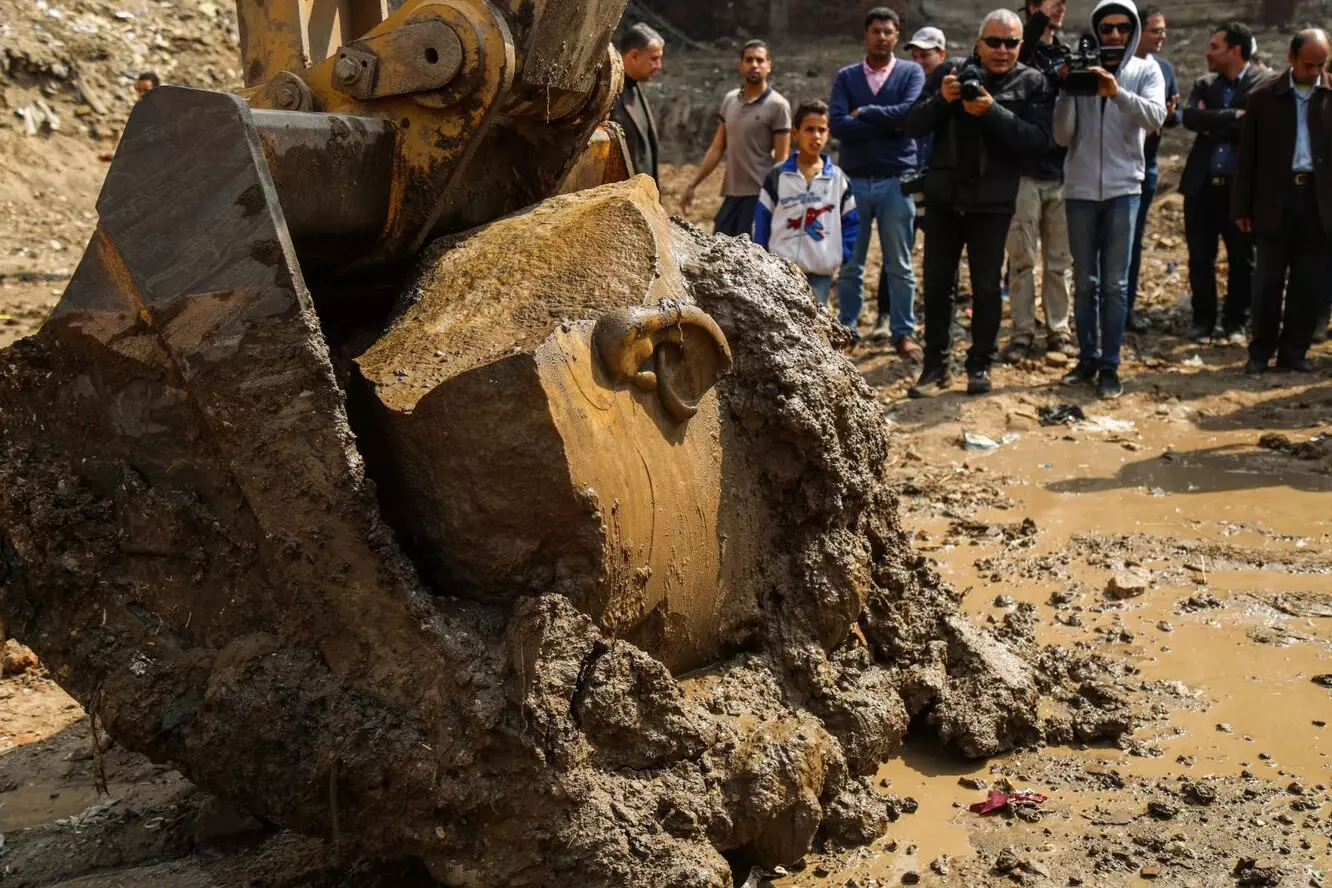 Una enorme estàtua del faraó va ser excavada als barris marginals del Caire 349971_3