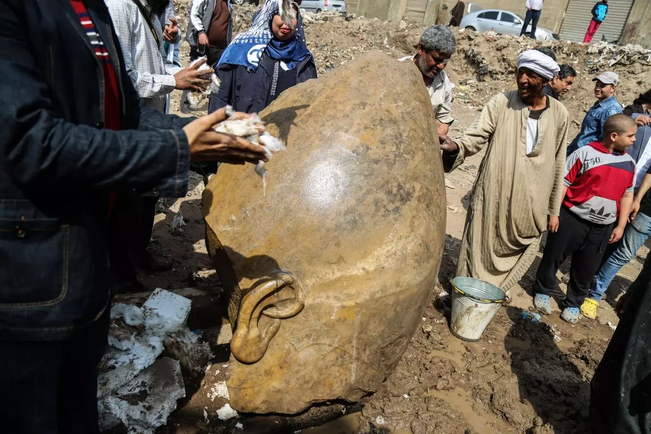 Una enorme estàtua del faraó va ser excavada als barris marginals del Caire 349971_4