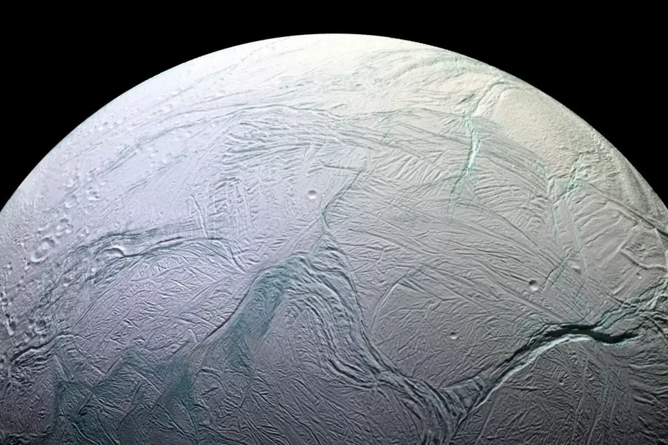 Maaaring may buhay sa Enceladus