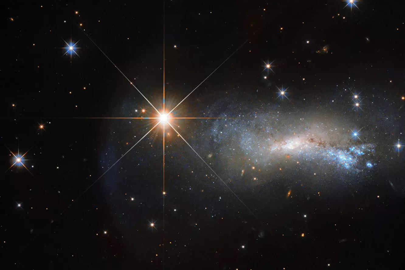 Hubble merakam gambar bintang yang bersinar lebih terang daripada galaksi