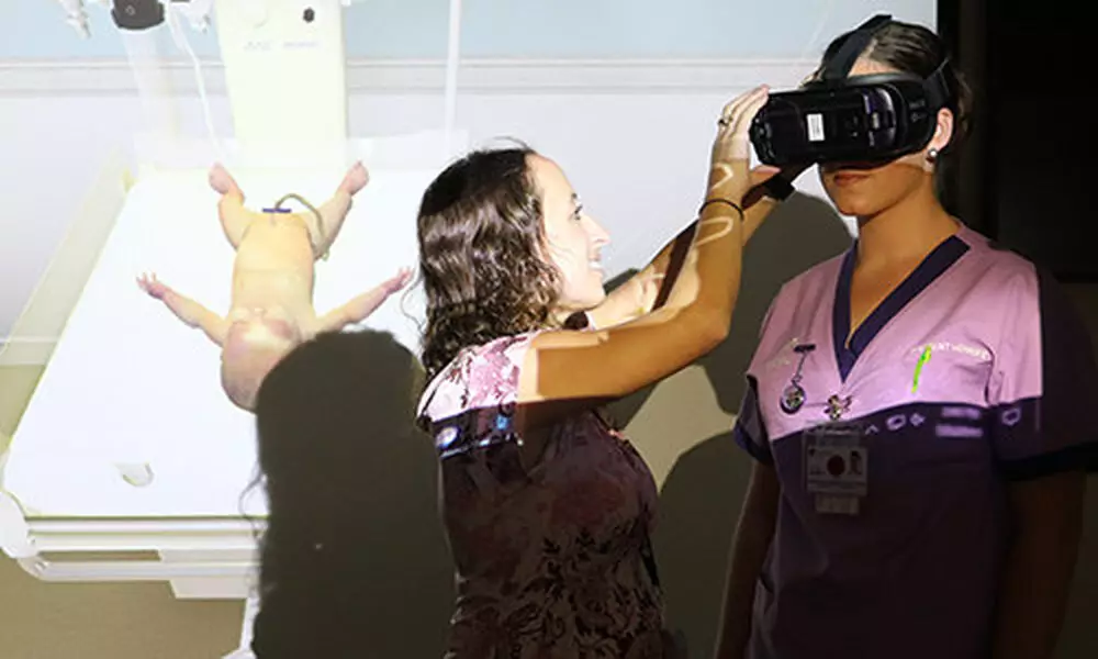 Virtual Reality စနစ်က ဆေးကျောင်းသားတွေကို ကလေးမွေးဖို့ သင်ပေးမှာပါ။ 350817_2