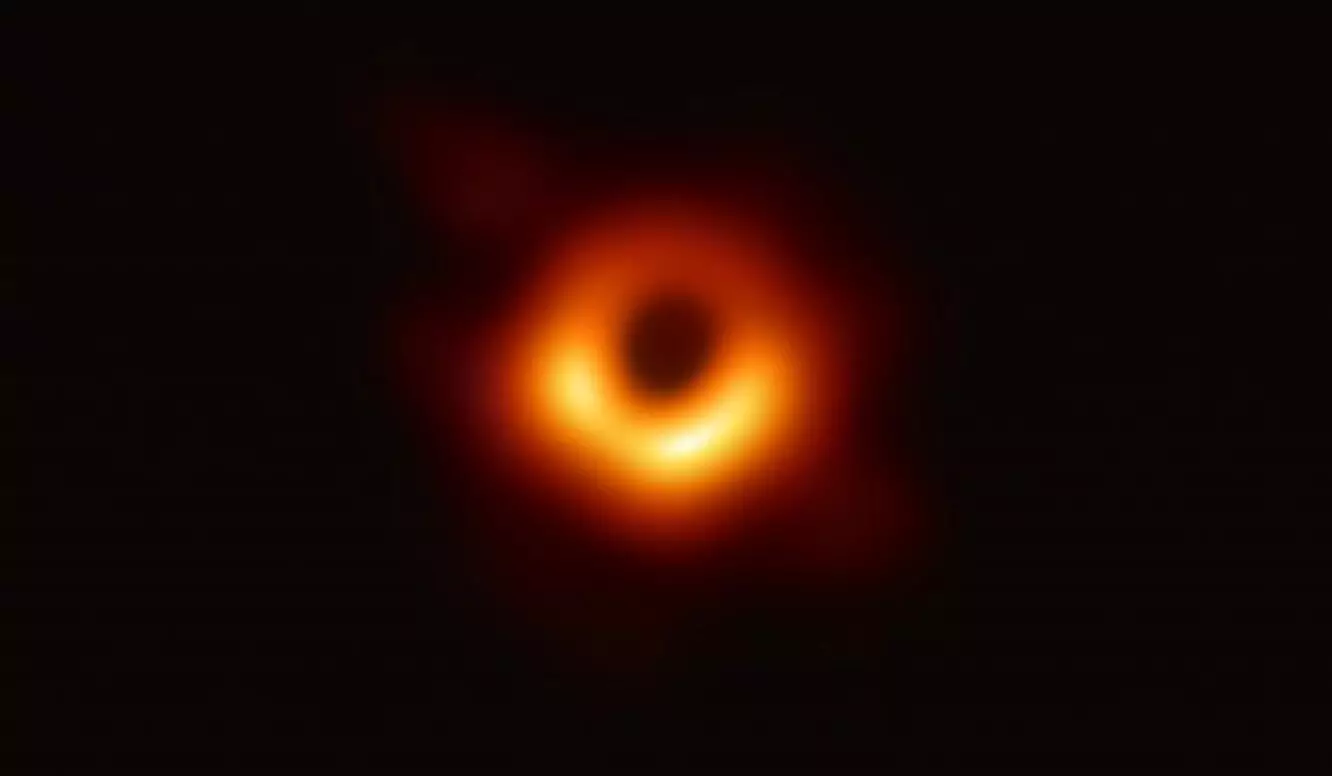 Η διάσημη φωτογραφία μιας μαύρης τρύπας στον γαλαξία M87