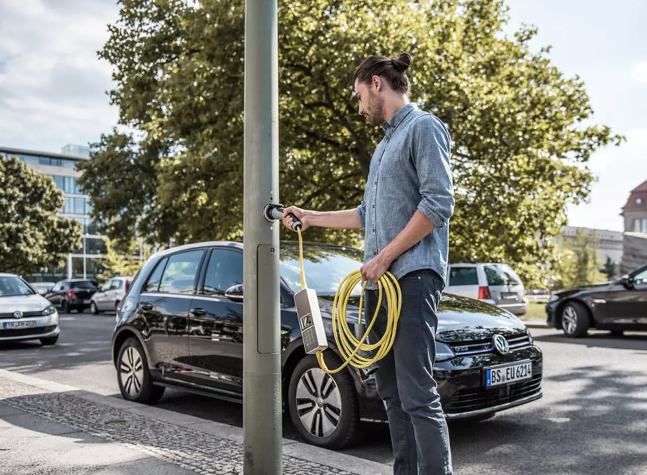 Ubitricity: street lamp at electric vehicle charging station 351424_2