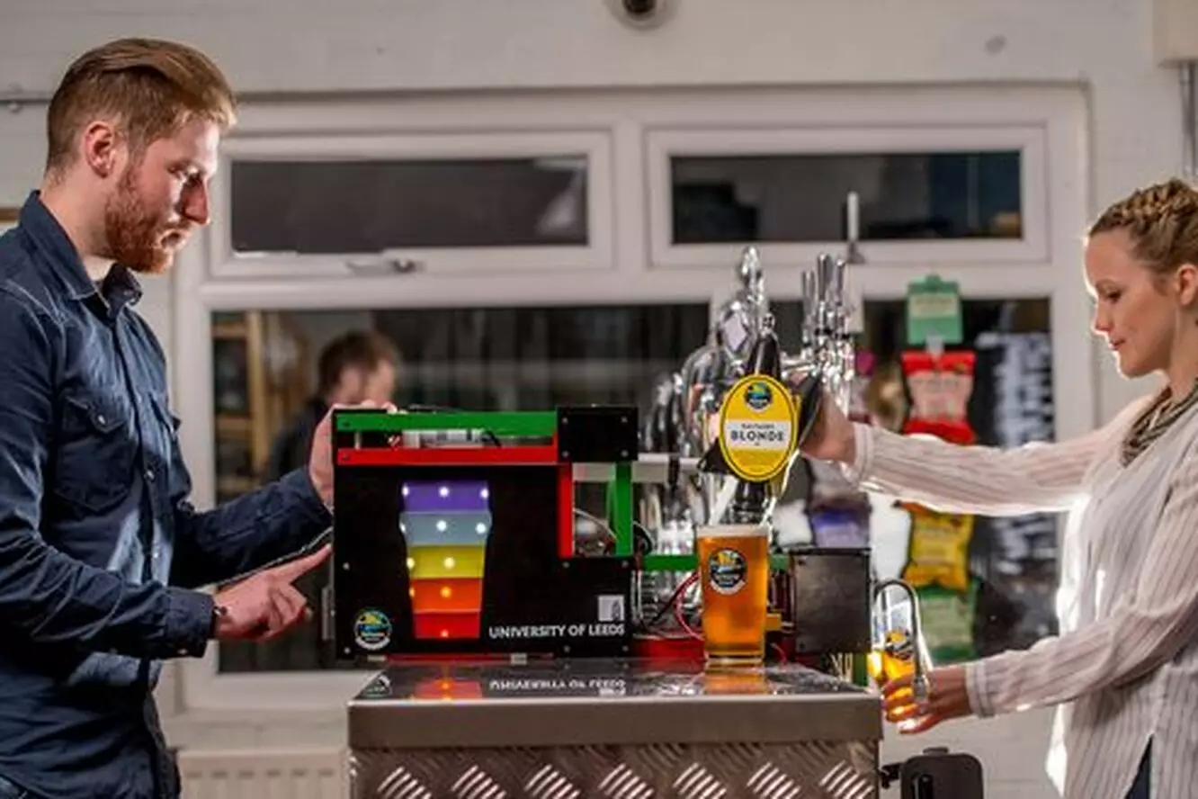 Robô barman servindo 'o copo perfeito de cerveja'