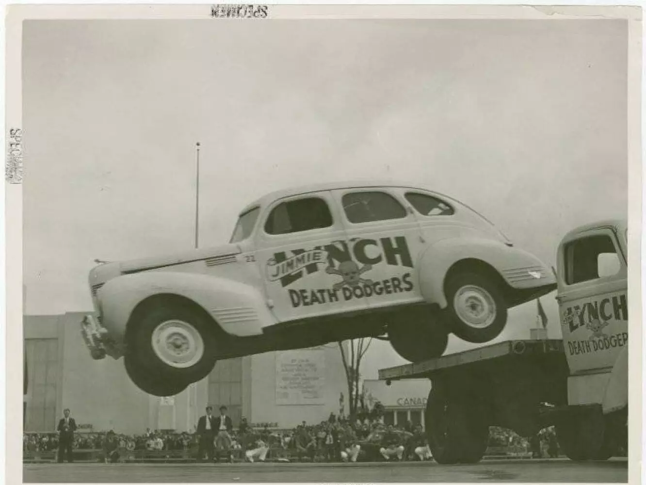 Каскадерські трюки на vintage Dodge 352465_2