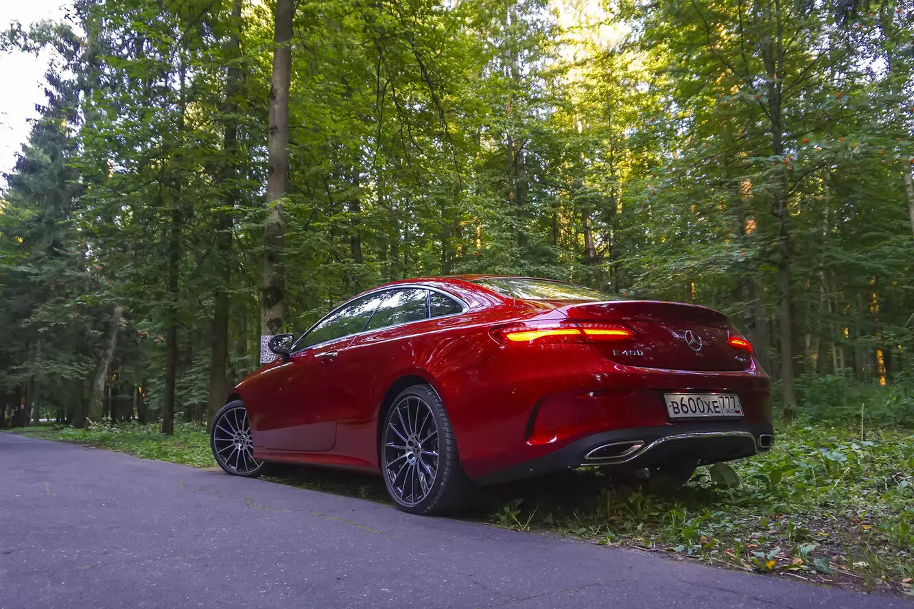 ಗಡಿಬಿಡಿಯಿಲ್ಲ: Mercedes-Benz E 400 Coupe ಪರೀಕ್ಷೆ 352711_4