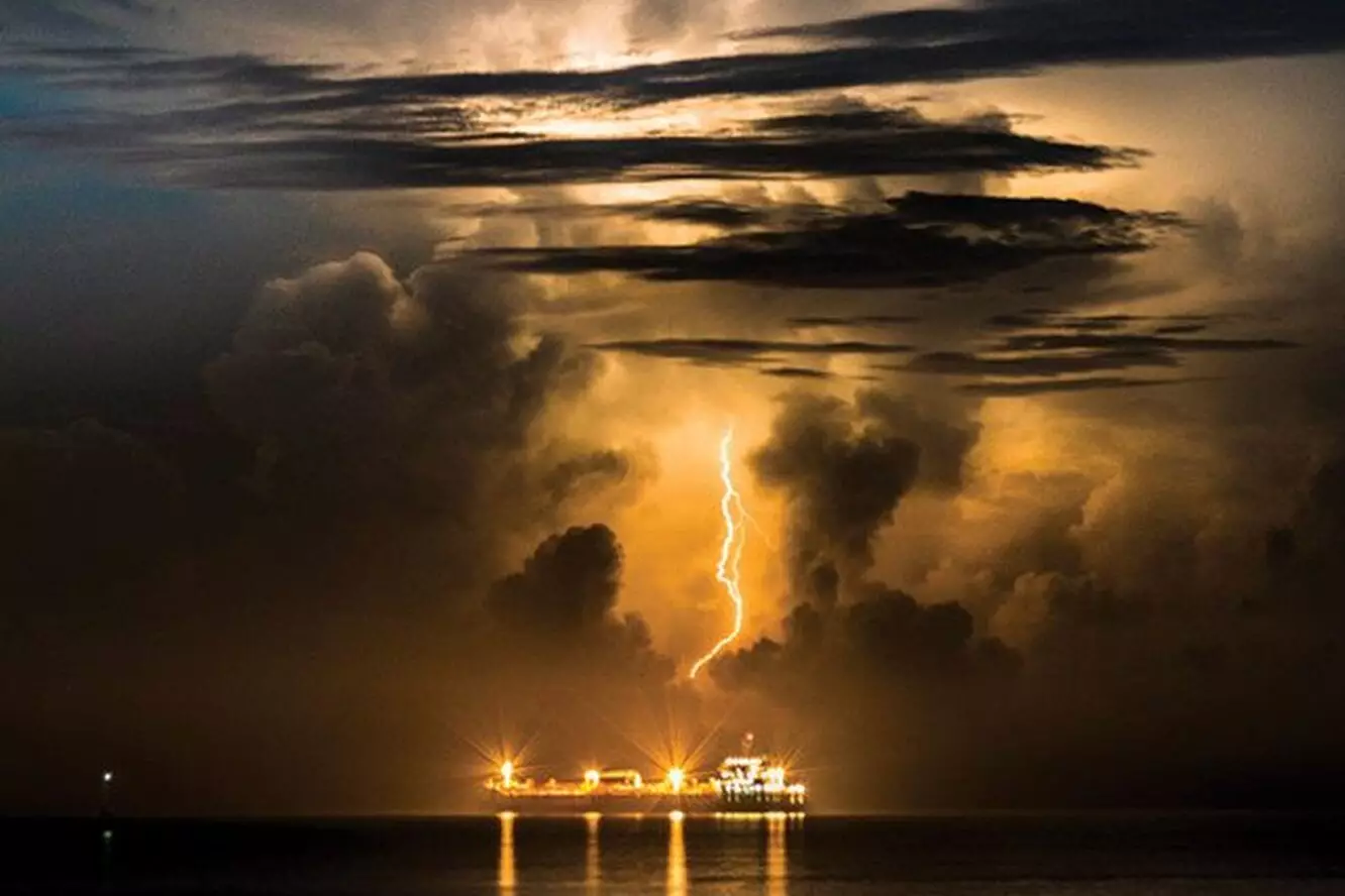 Statki towarowe na oceanie wywołują burze z piorunami