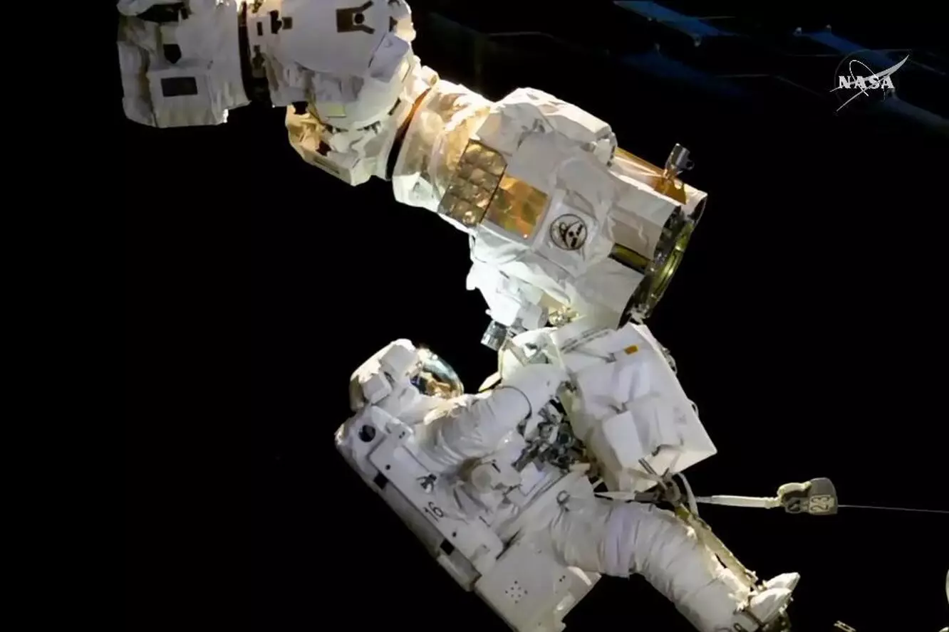 Astronot syuting bumi sajrone spacewalk