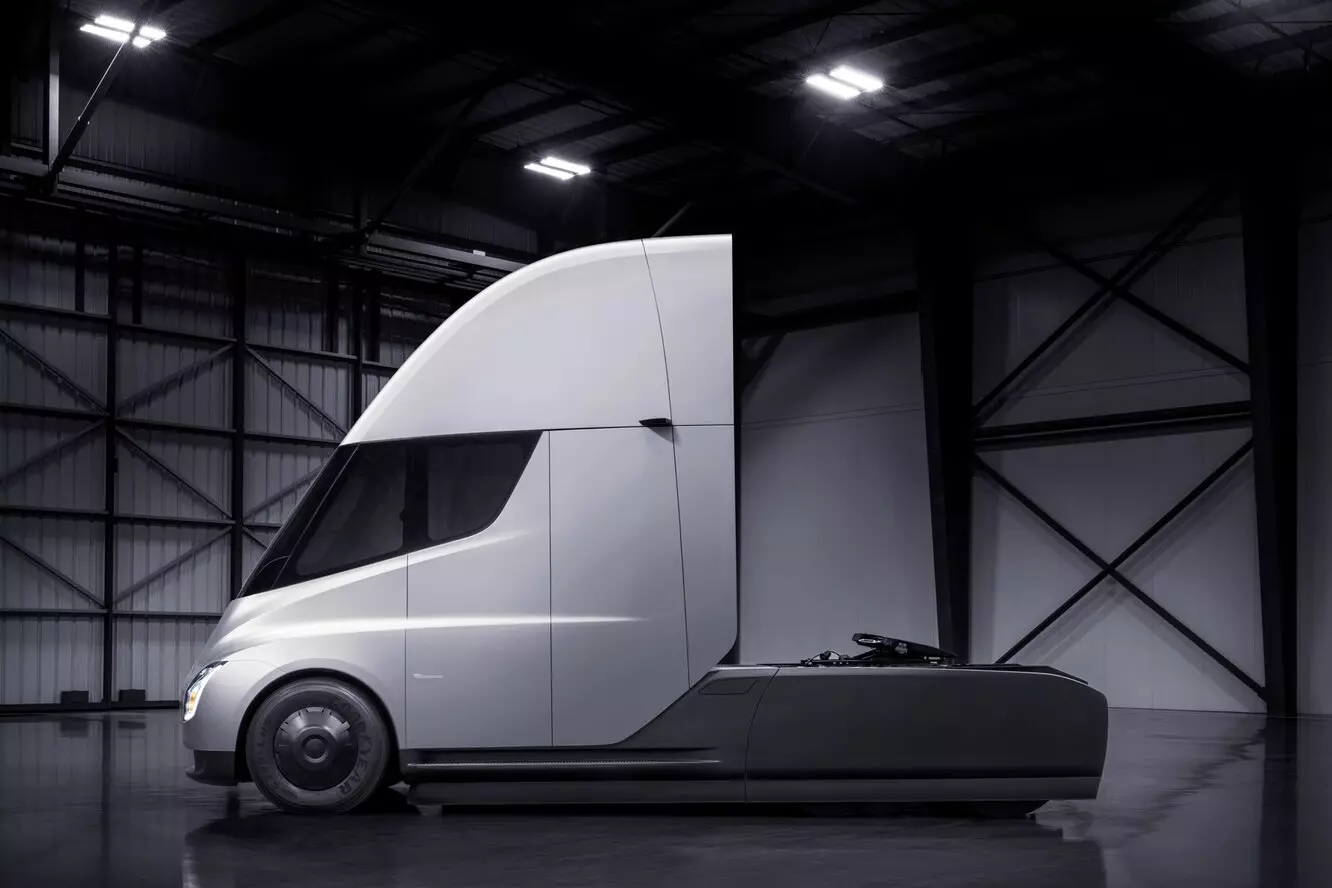 Tesla presenterade officiellt sin första lastbil