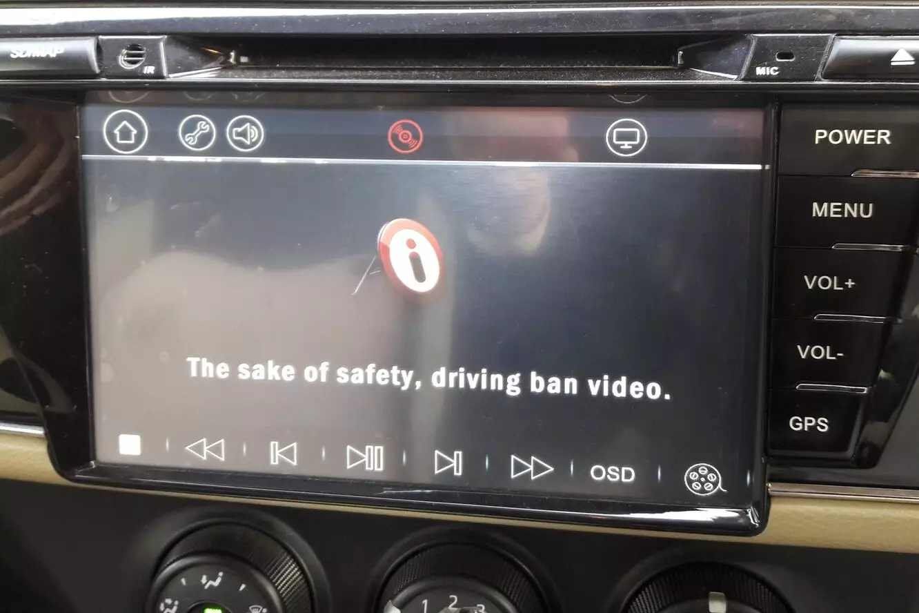 Firwat kann ech net Videoen op der Multimedia vum Auto kucken wann Dir fuert?