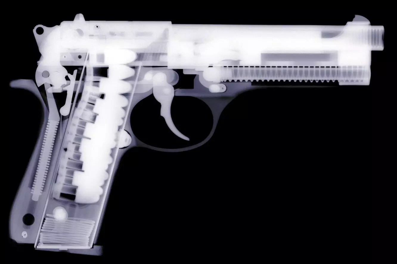 Ceramic pistol: chombo chisingaonekwi nedetector