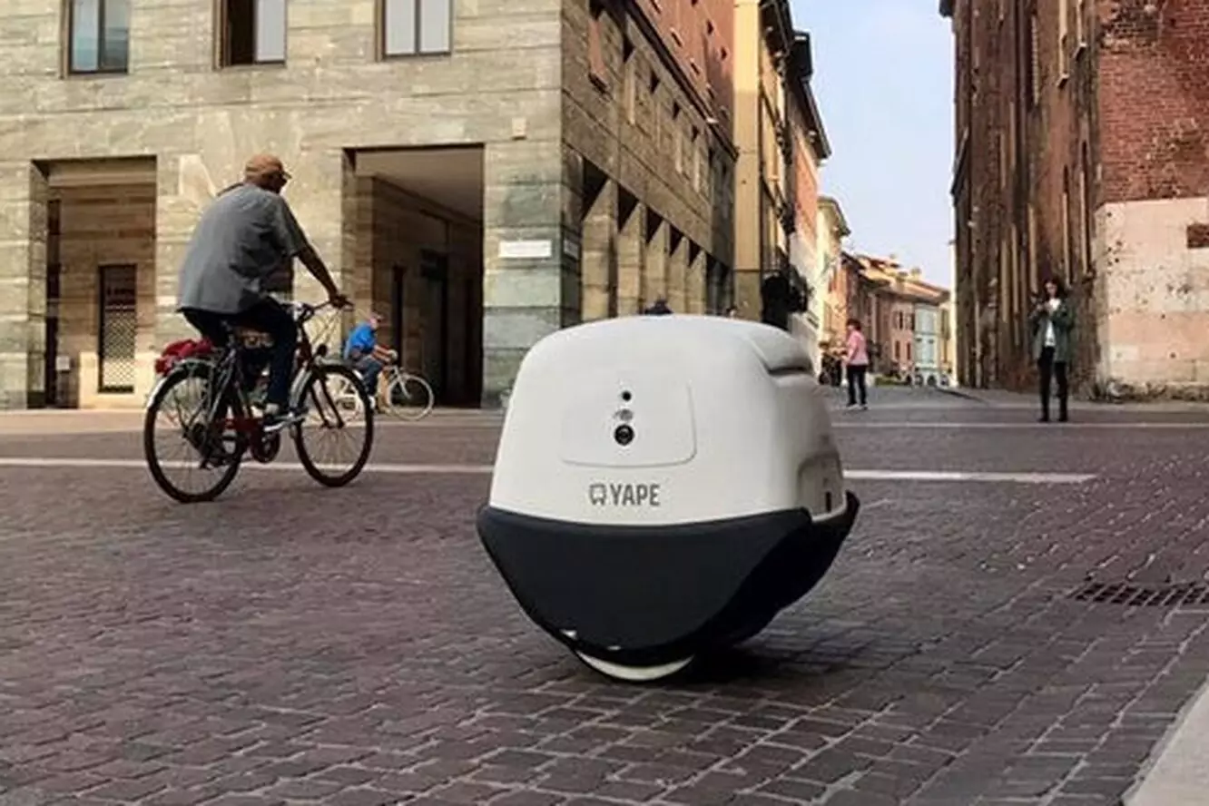 Koerierrobot getoets op die strate van Italië