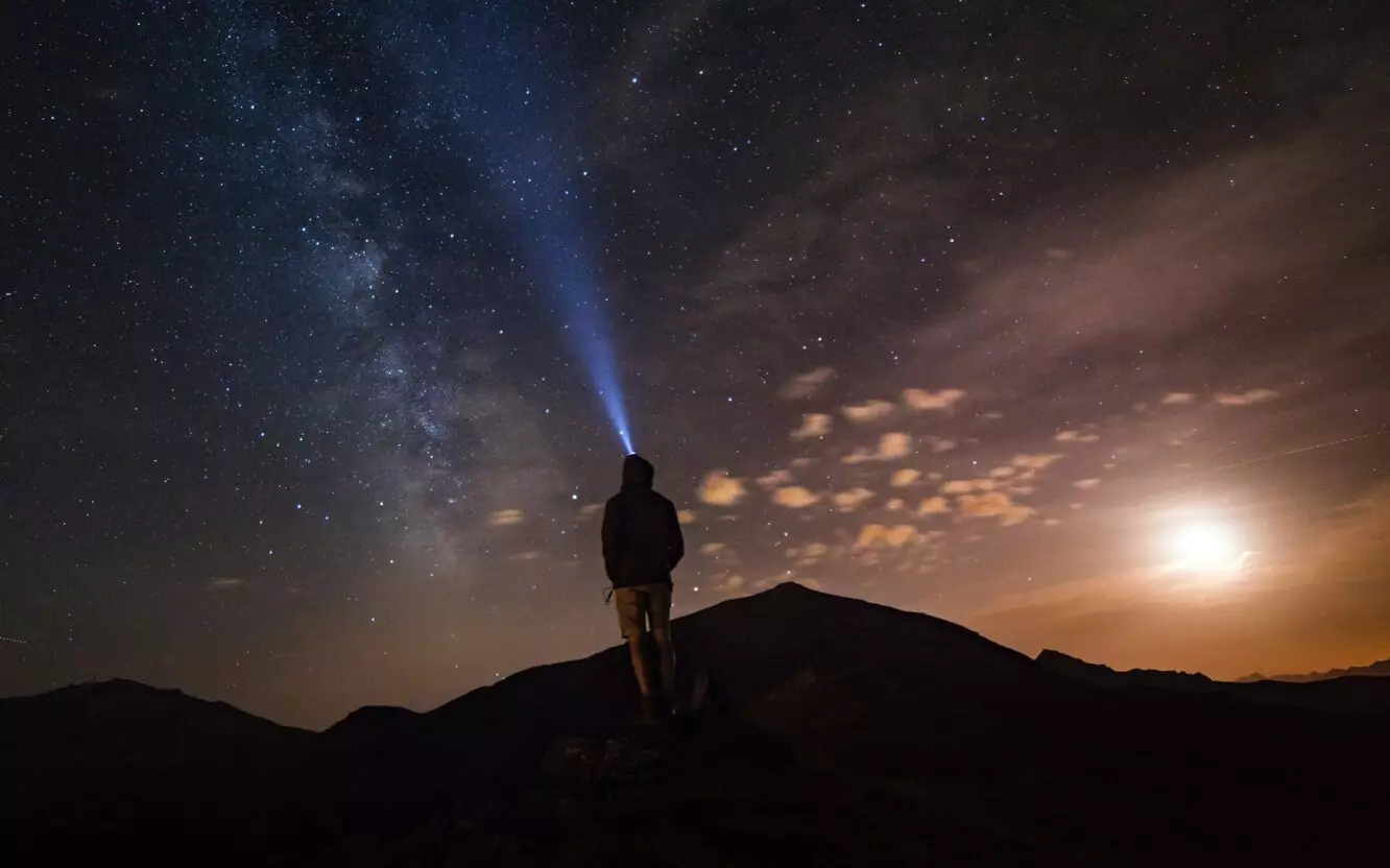 På trods af sine undvigende dimensioner, som Solens heliosfære skjulte for mennesker i lang tid, skal det forstås, at den er fortroppen til at beskytte vores fælles hjem mod de negative virkninger af det interstellare rum.