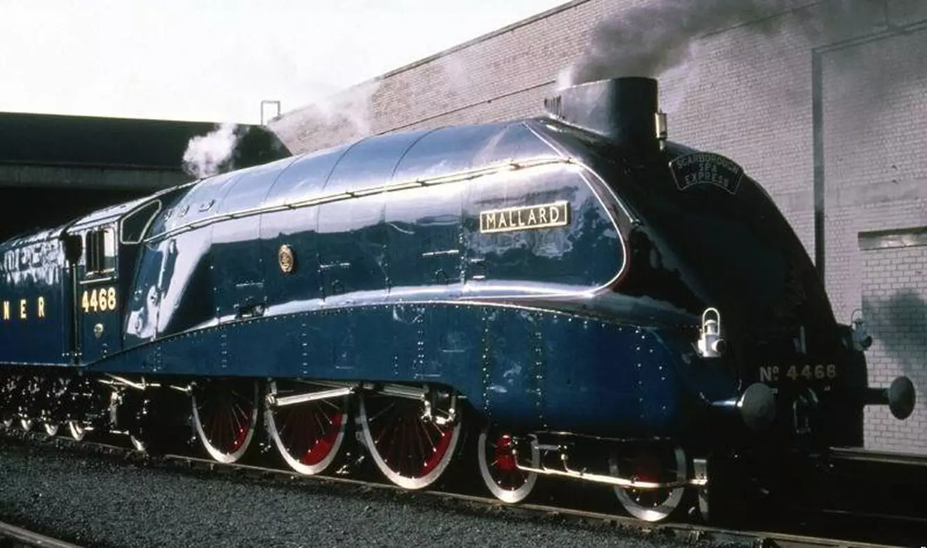 Die vinnigste lokomotief in die geskiedenis van stoomlokomotiefkonstruksie was die Britse Klas A4-lokomotief - Mallard. Dit is ontwerp vir lang reise teen snelhede van meer as 160 km/h, en in 1938 het dit 202,7 km/h bereik, 'n rekord wat geen stoomlokomotief nog ooit gebreek het nie. Die oorwinning was natuurlik moeilik vir die Brit, en ná dié wedren het hy skaars die depot gehaal.