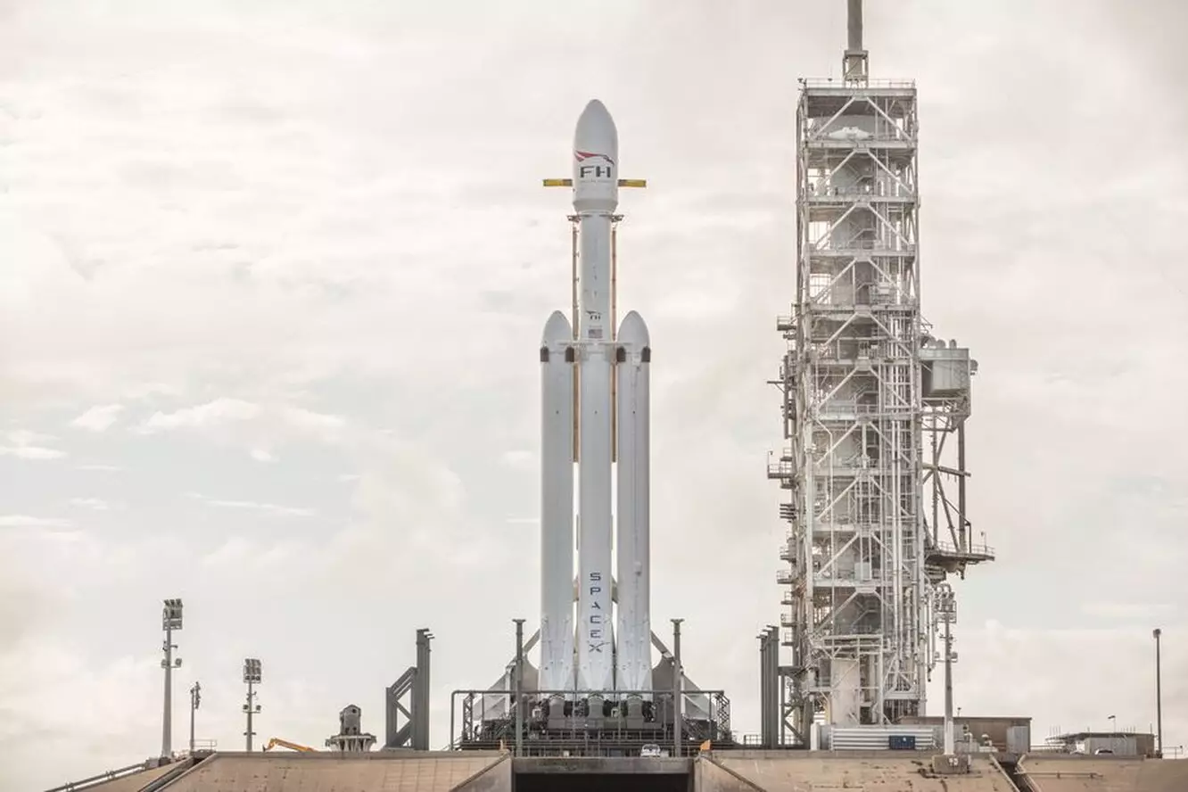 SpaceX планира да го лансира Falcon Heavy на 6 февруари 354872_1