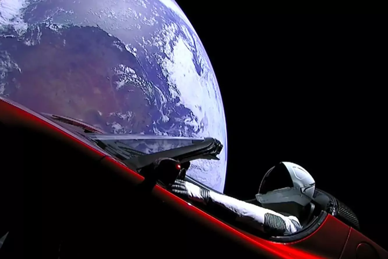 Каде е Tesla Roadster на Илон Маск во моментов?