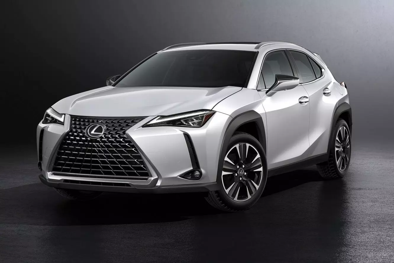 Lexus esitles juunioride krossoverit UX