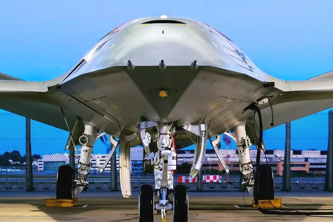 Sinusuri ng Boeing ang unmanned tanker na T-1