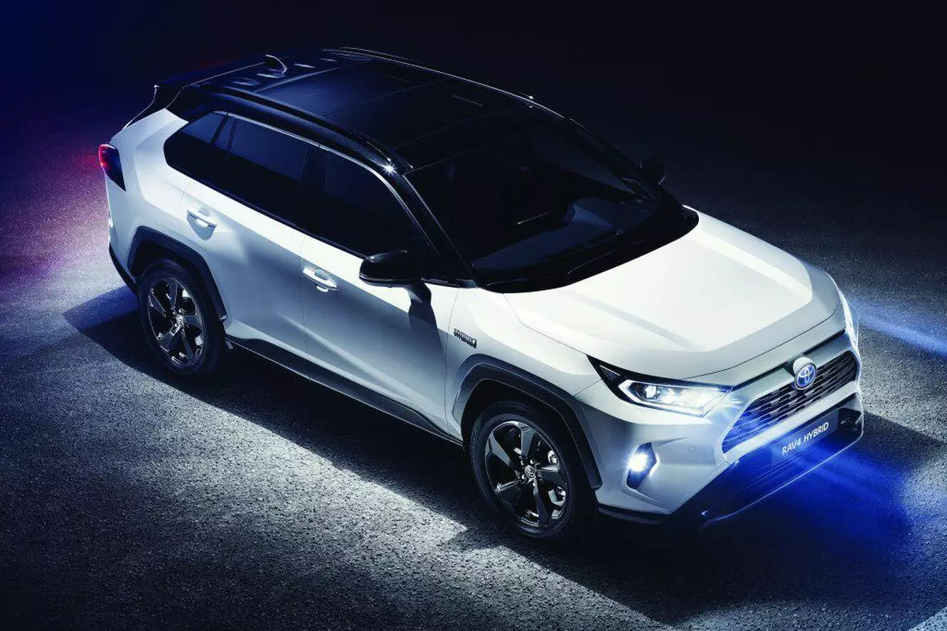 Toyota는 새로운 크로스오버 RAV4를 선보였습니다.