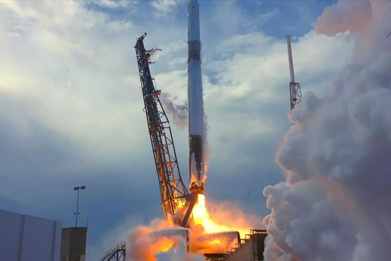 SpaceX ISS සඳහා භාණ්ඩ සමඟ Falcon 9 රොකට්ටුව දියත් කරයි