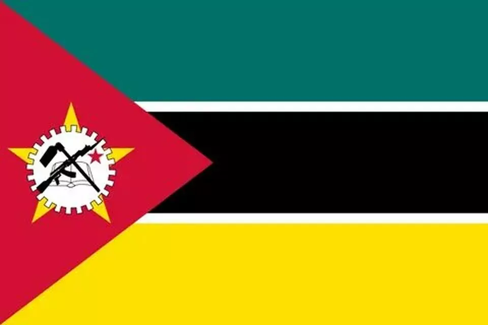 Mbendera ya Mozambique nthawi zambiri imaphatikizidwa m'mafunso ovuta a mbendera. Baibulo lake lamakono linalandiridwa mu 1983. Pofika pano, zinthu zake zosangalatsa kwambiri ndi bukhu loyera, khasu lakuda ndi mfuti yamakina. Komanso, kusintha kwaulimi ndi chizindikiro cha kupanga ndi ntchito yowona mtima, ndipo zida ndi chizindikiro cha chitetezo ndi chitetezo chaulamuliro.