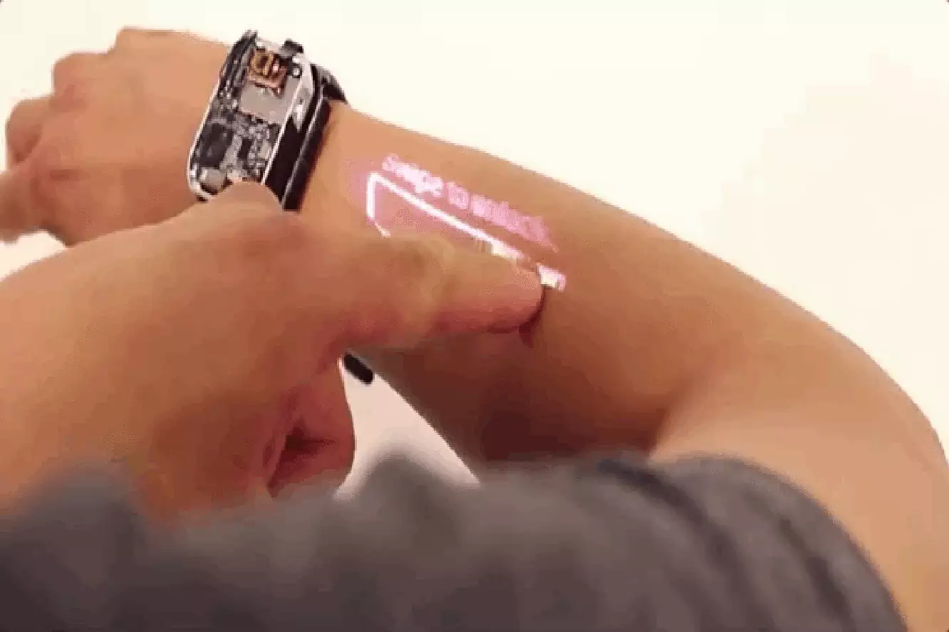 Часовник што ја претвора вашата рака во екран на допир