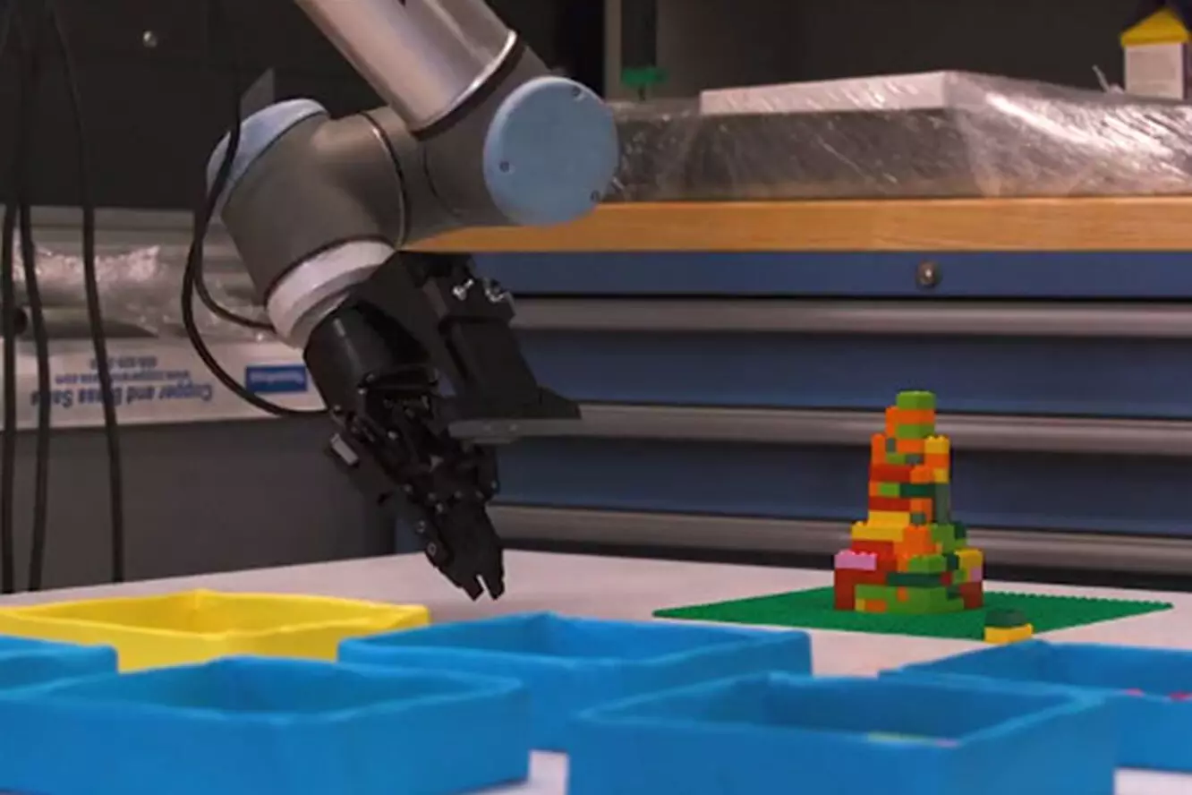 De robot leart LEGO te bouwen, en it is gjin boartersguod