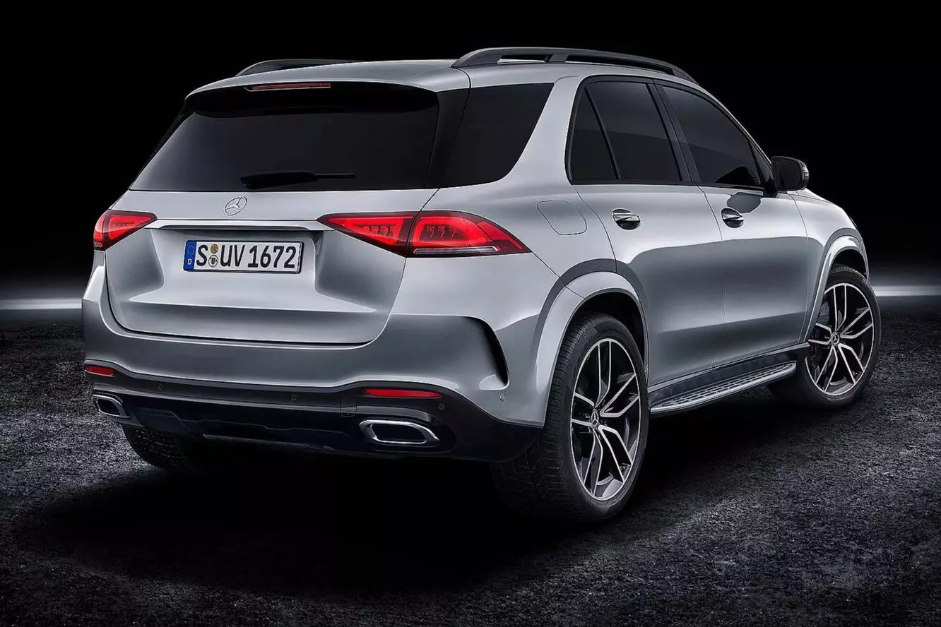 Mercedes-Benz သည် GLE-class crossover အသစ်ကိုပြသခဲ့သည်။